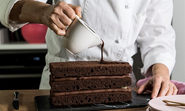 Ricetta Trancio di Pan di Spagna cioccolato e pere | Paneangeli